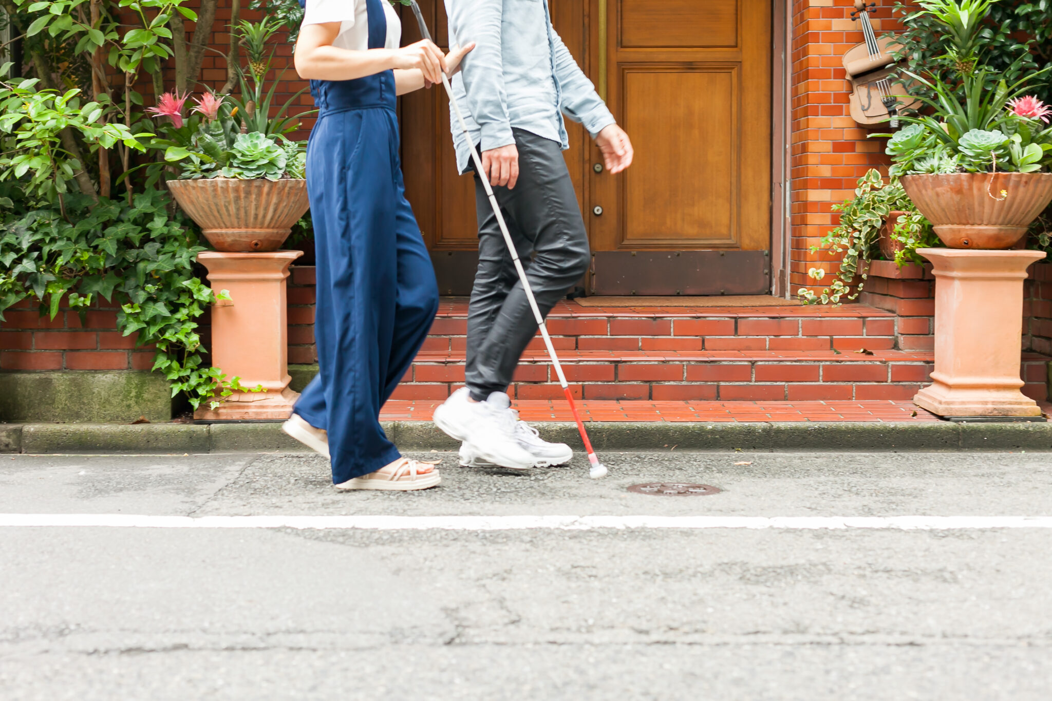 白杖とは？種類や購入方法、街で見かけたときの対応について紹介 | Spotlite